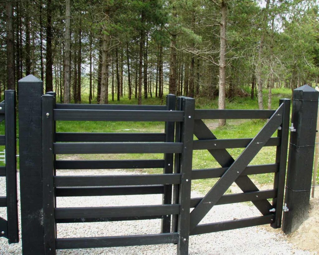 Kissing Gate - Murray's Recycled Plastic